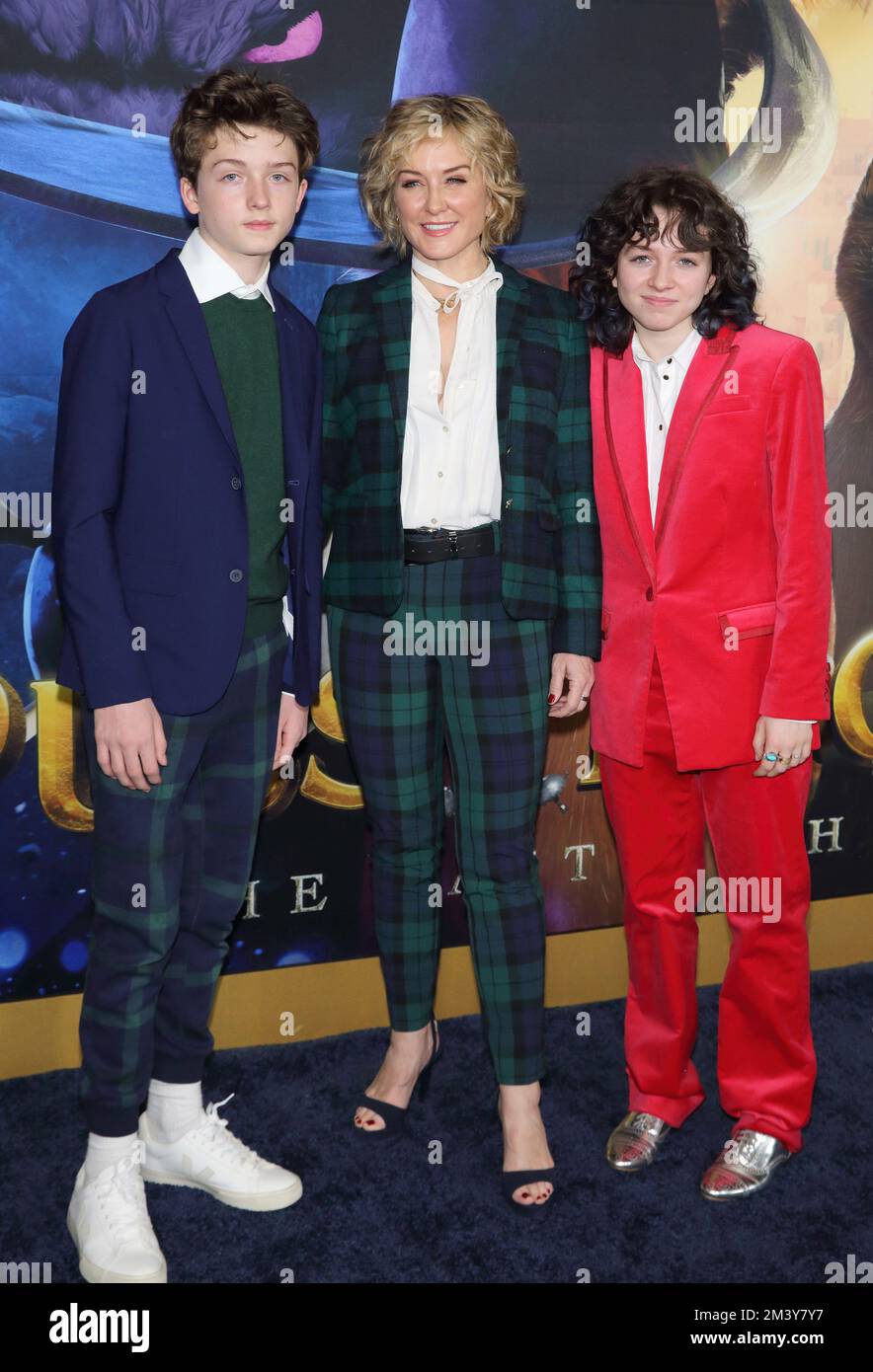 13 December 2022 - New York, New York - Amy Carlson and guests. “Puss ...