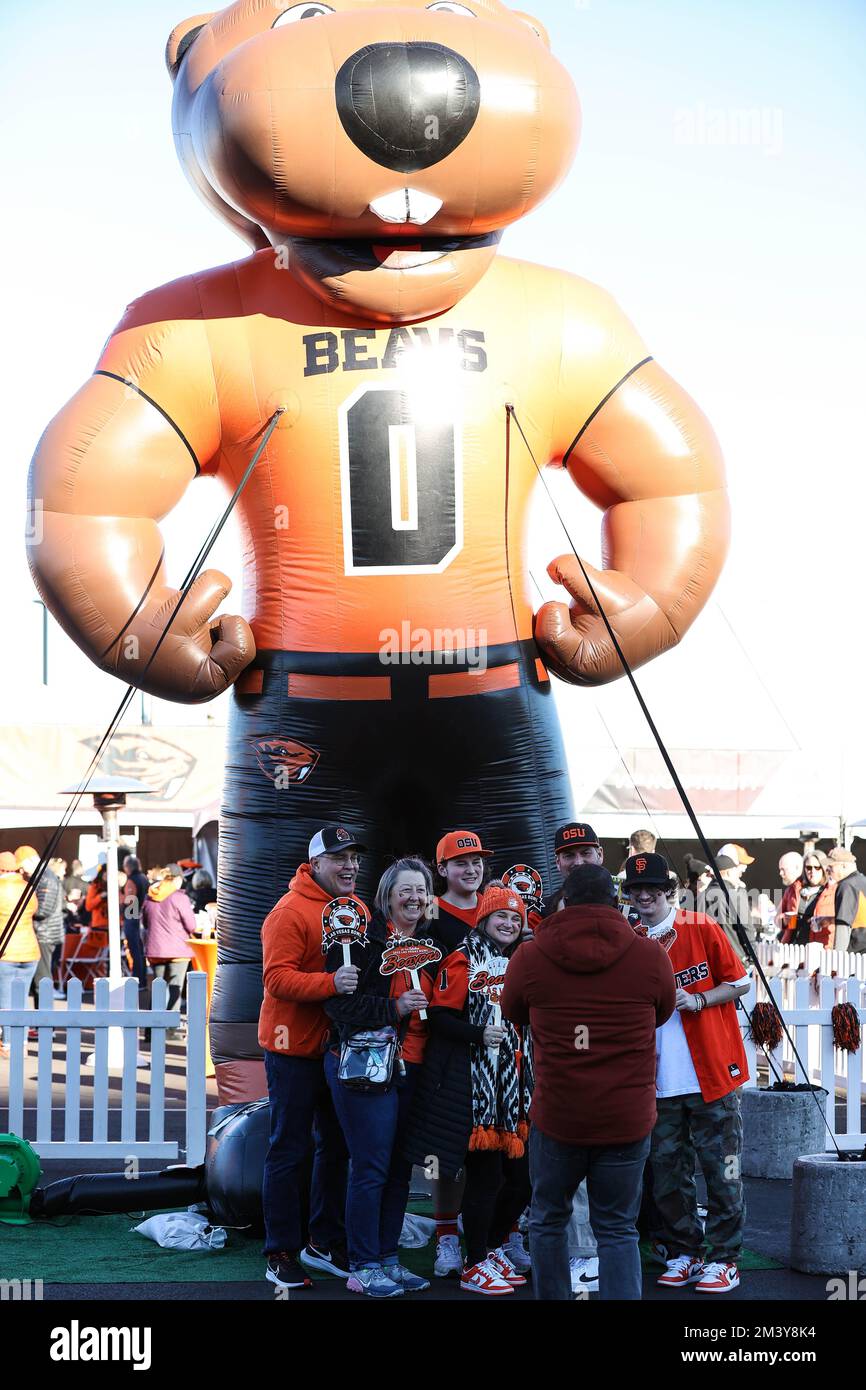 Las Vegas, NV, USA. 17th Dec, 2022. Oregon State Beavers fans pose for ...