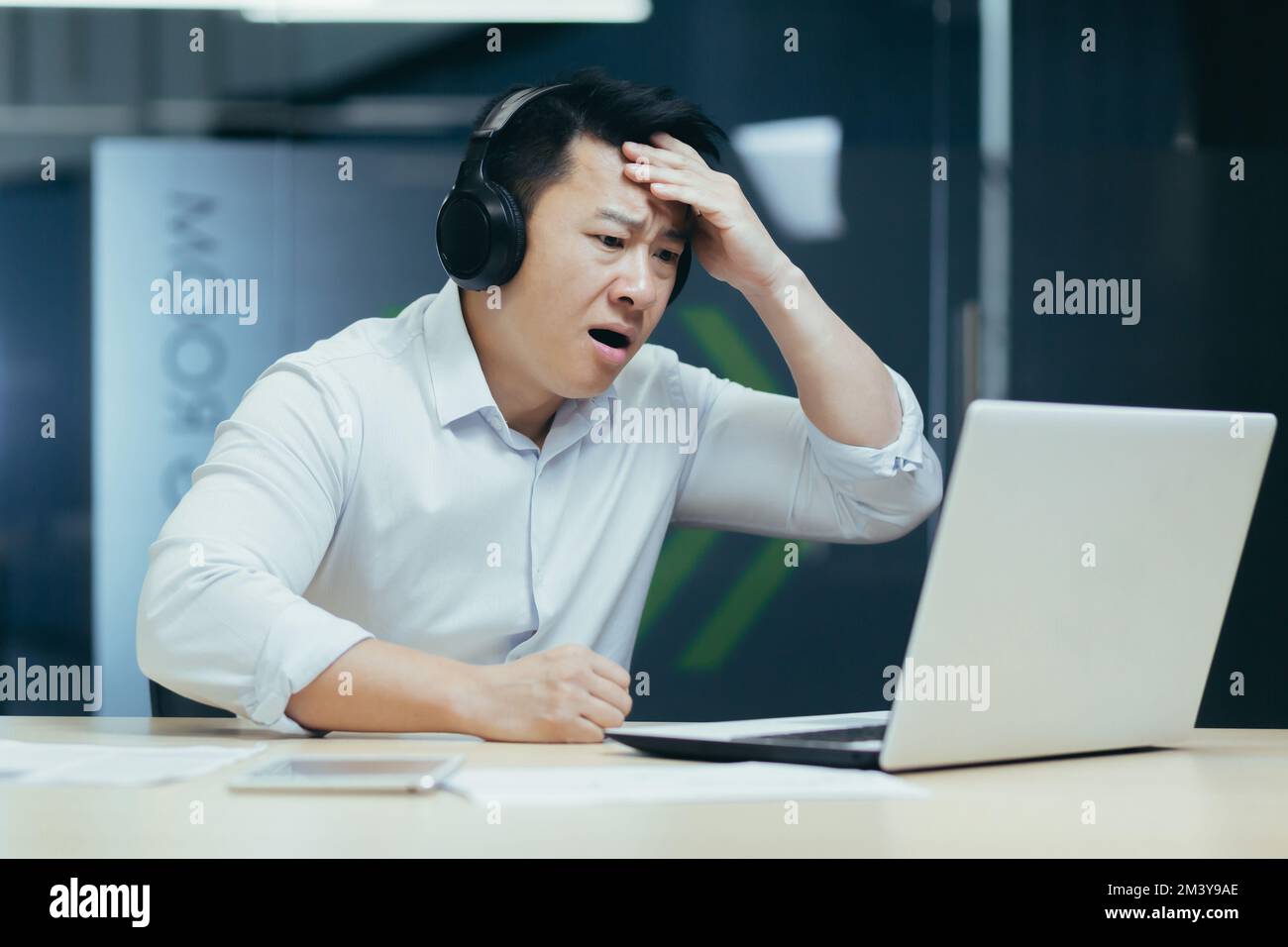 Broken display laptop using hi-res stock photography and images - Alamy