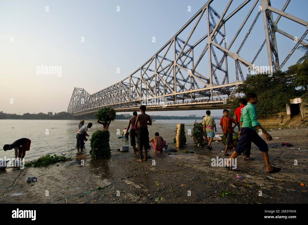 The impressive 705 m long Howrah-Bridge, opened in 1943, connecting ...