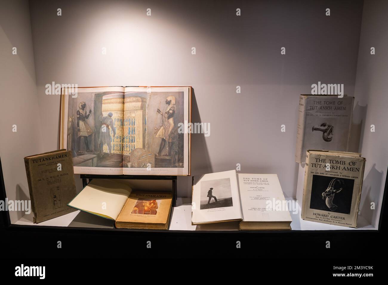 Tutankhamun tomb books, showcases, exhibits, Egyptian museum, Barcelona ...