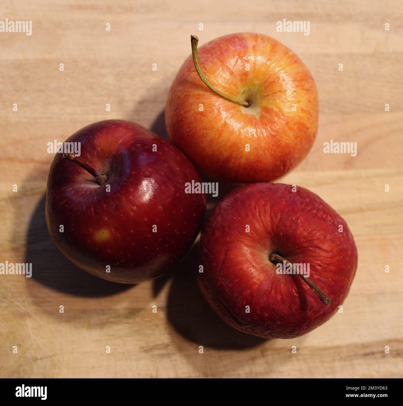 Small apples hi-res stock photography and images - Alamy