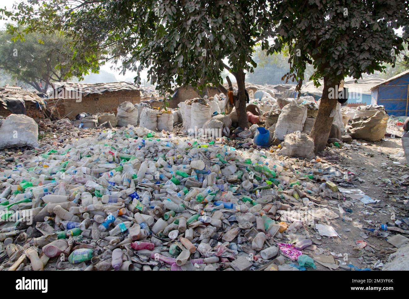 Garbage piles up in the streets Stock Photo - Alamy