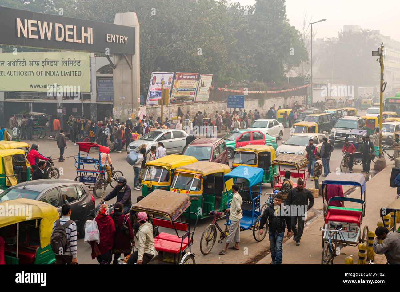 Traffic jam in front of New Delhi Railway Station Stock Photo - Alamy
