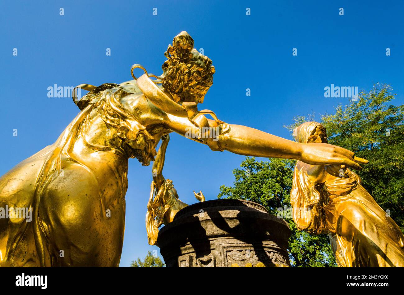 Golden sculptures hi-res stock photography and images - Alamy