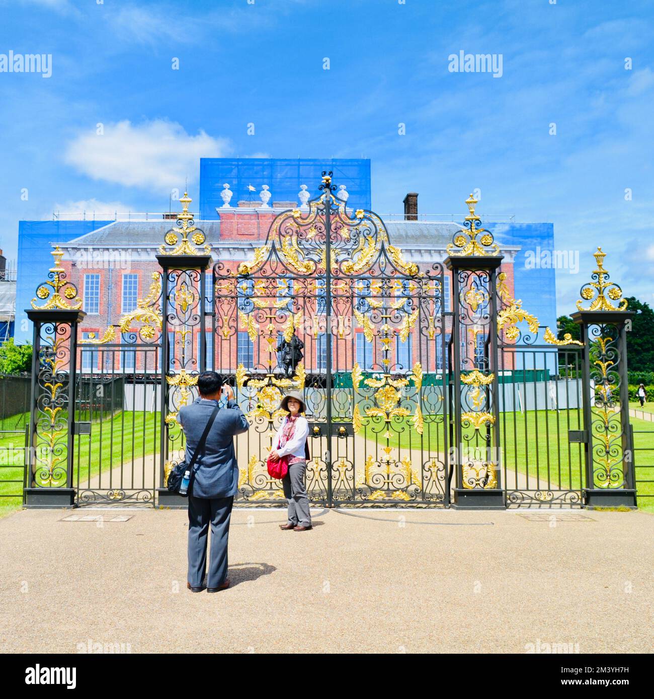 Tourists posing photographs sky hi-res stock photography and images - Alamy