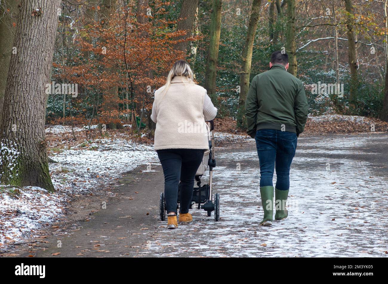 Farnham Common, Buckinghamshire, UK. 17th December, 2022. Walkers out ...