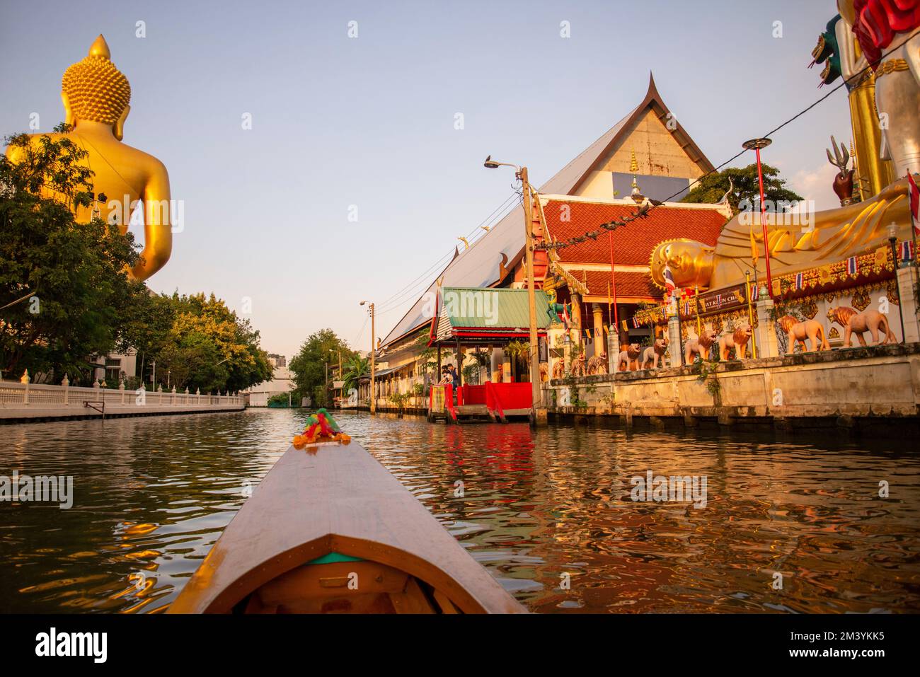 The Wat Khun Chan, right, the Big Budda Dhammakaya Thep Mongkol Buddha ...