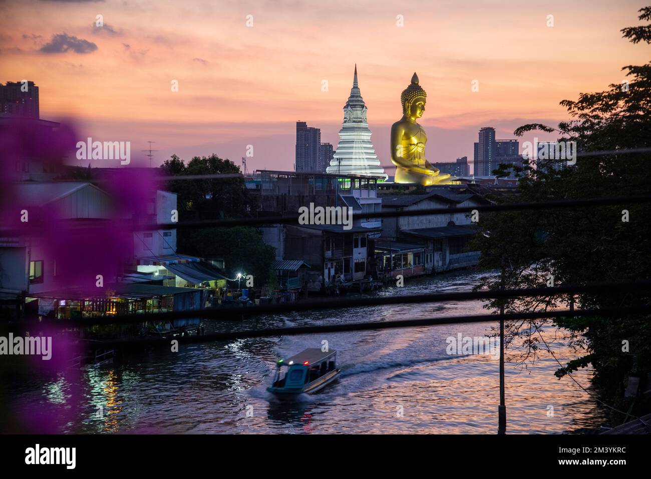 the Big Budda Dhammakaya Thep Mongkol Buddha of the Paknam Bhasicharoen ...