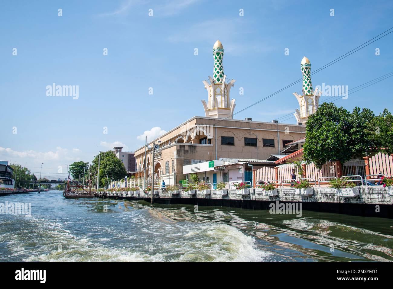 The Ridwanun Islam Mosque at the Klong Saen Saeb River in the city of ...