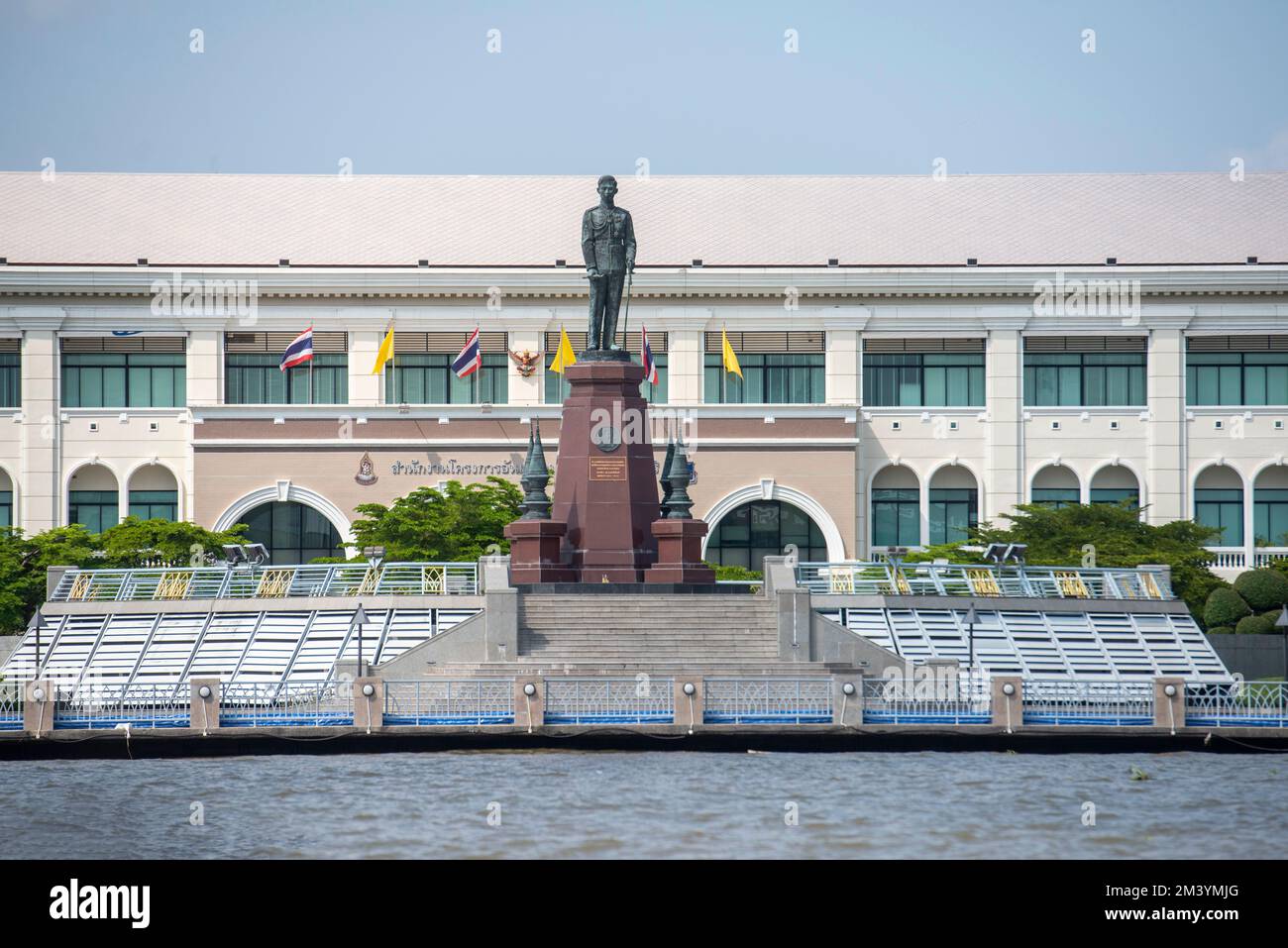 the Rama 8 Statue and Monument at the Chao Pheaya River in the city of ...
