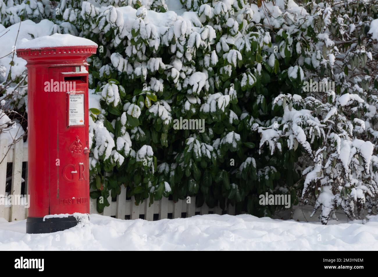 A pillar box post box on a snowy winter’s day in Oxford Stock Photo - Alamy