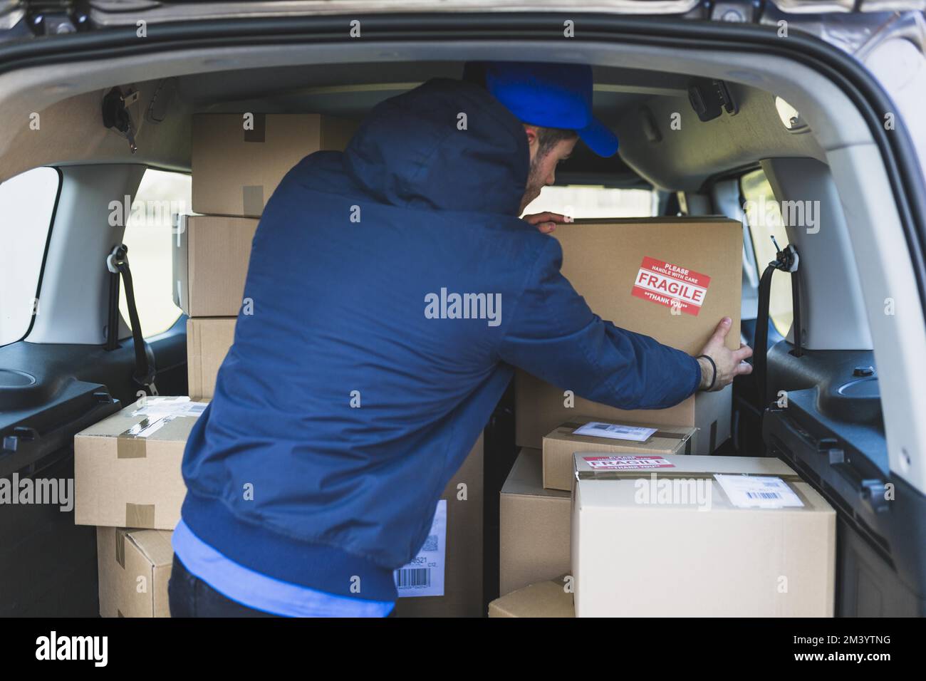 Deliveryman car with carton boxes Stock Photo - Alamy