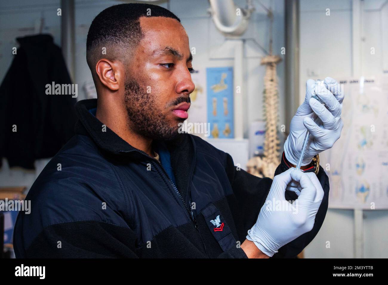 Philippine Sea. 7th Dec, 2022. Hospital Corpsman 2nd Class Ralston ...