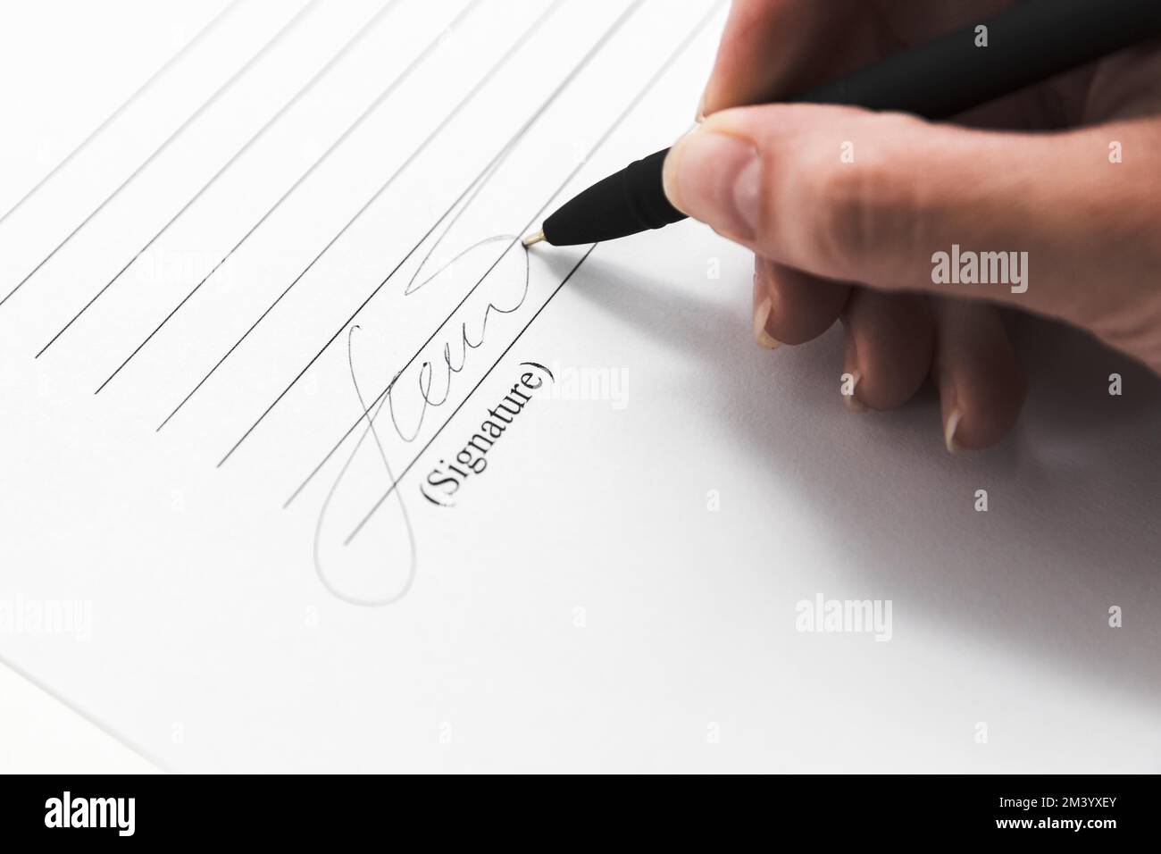Hand signing document with pen Stock Photo - Alamy