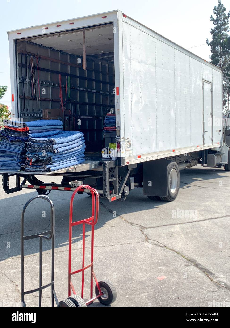 Moving trucks hi-res stock photography and images - Alamy