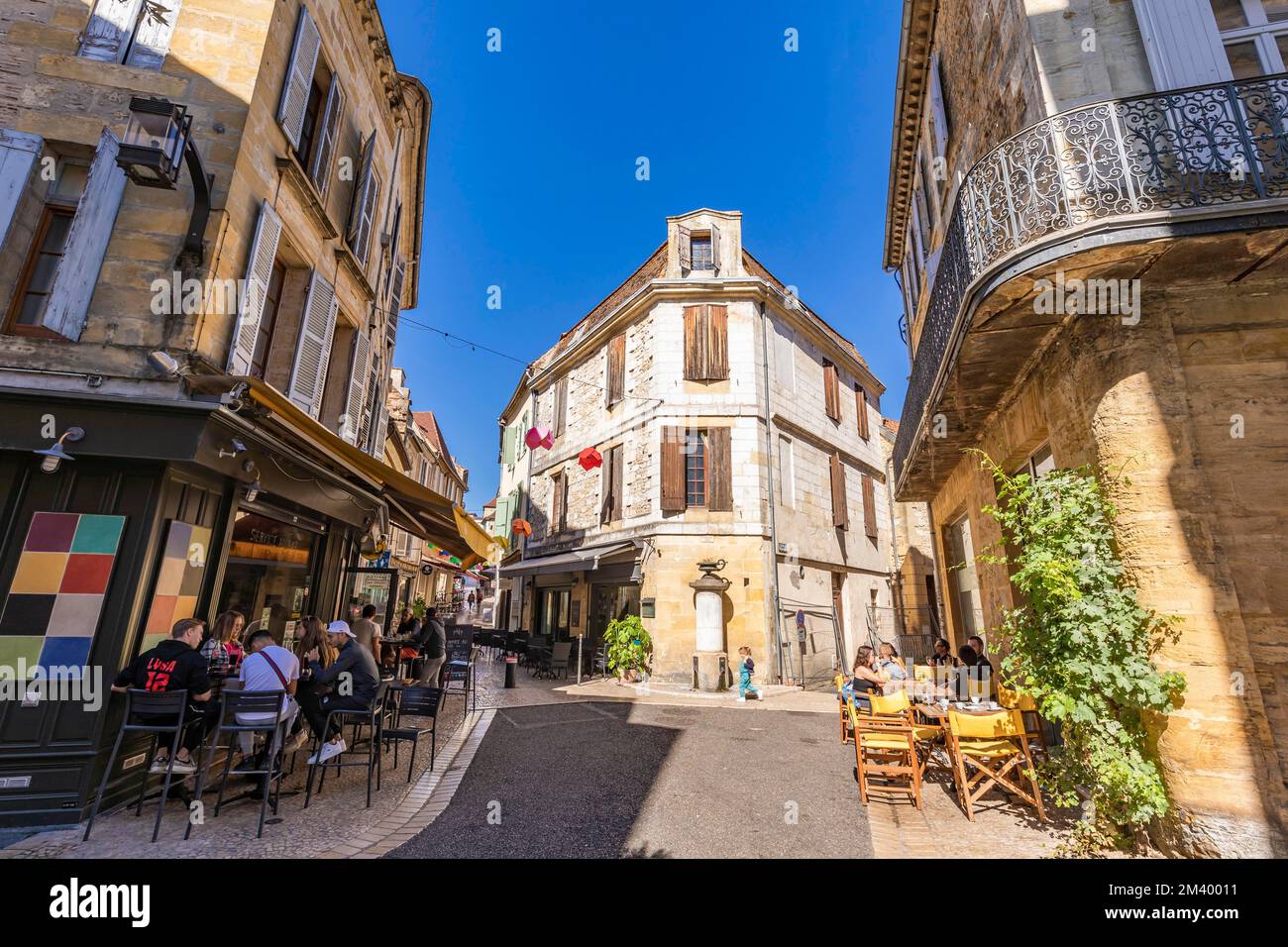Cafes and restaurants in the old town of Bergerac, Périgord, Dordogne ...