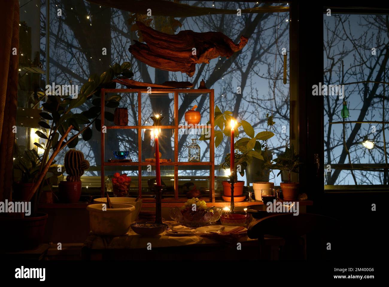 Candle lit room hi-res stock photography and images - Alamy