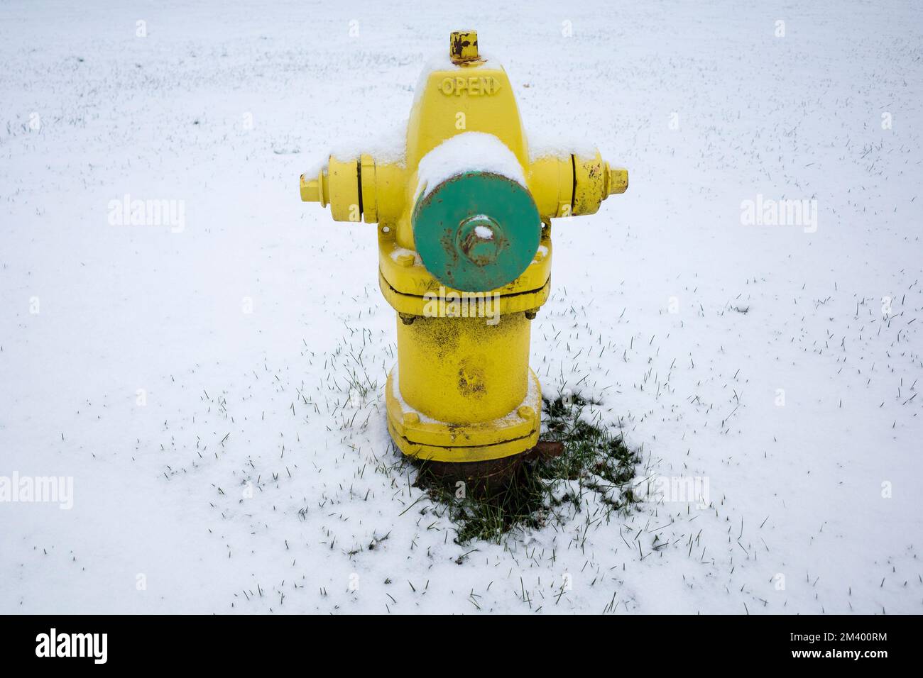 Chicago, USA. 16 December 2022. A snow covered fire hydrant in the ...