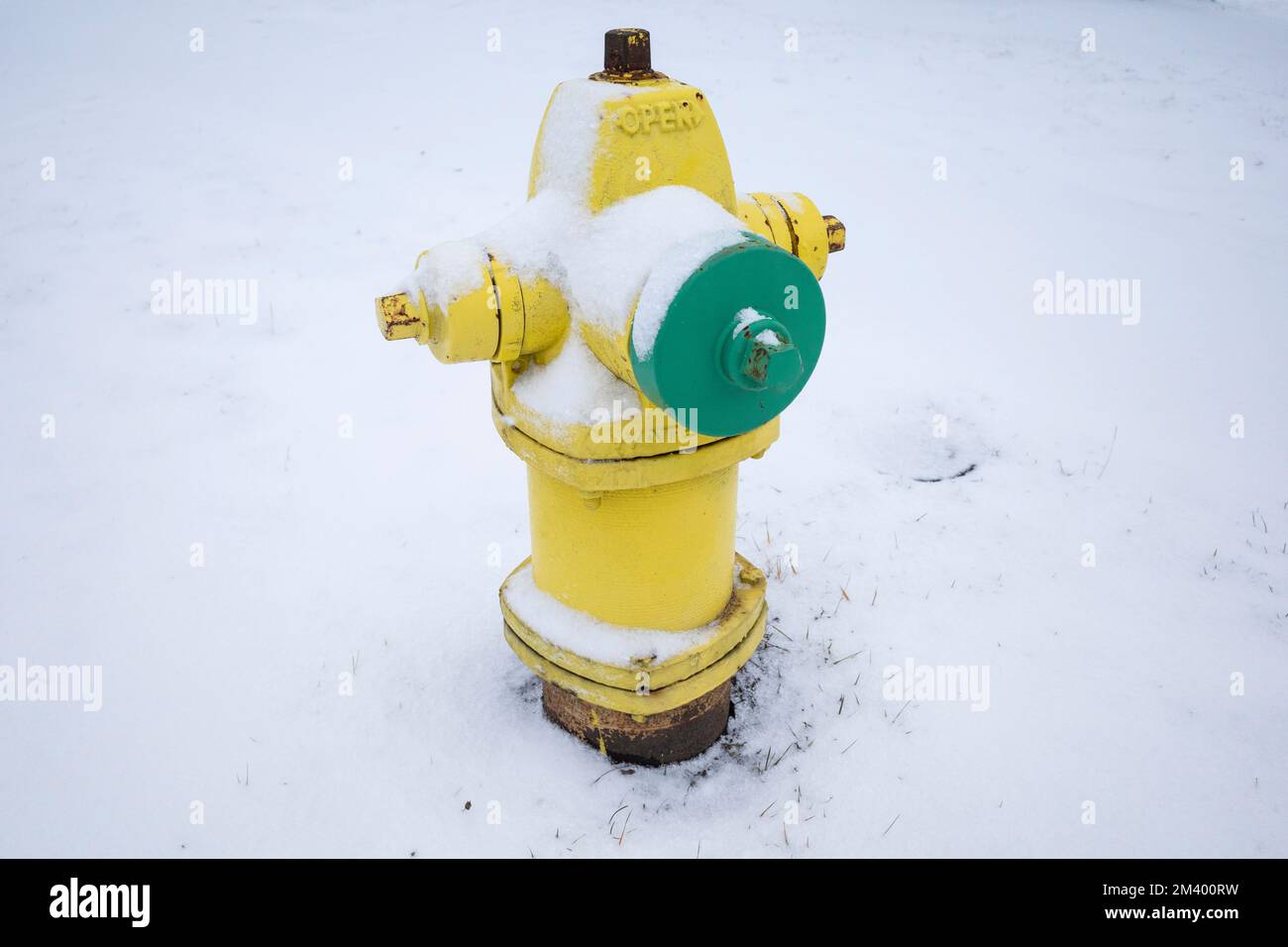 Chicago, USA. 16 December 2022. A snow covered fire hydrant in the ...