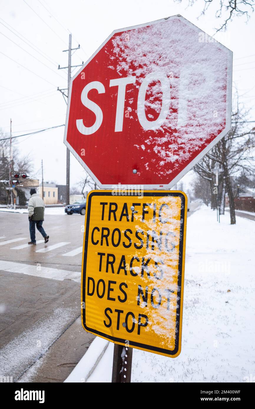 Chicago, USA. 16 December 2022. A snow covered stop sign in the suburbs ...