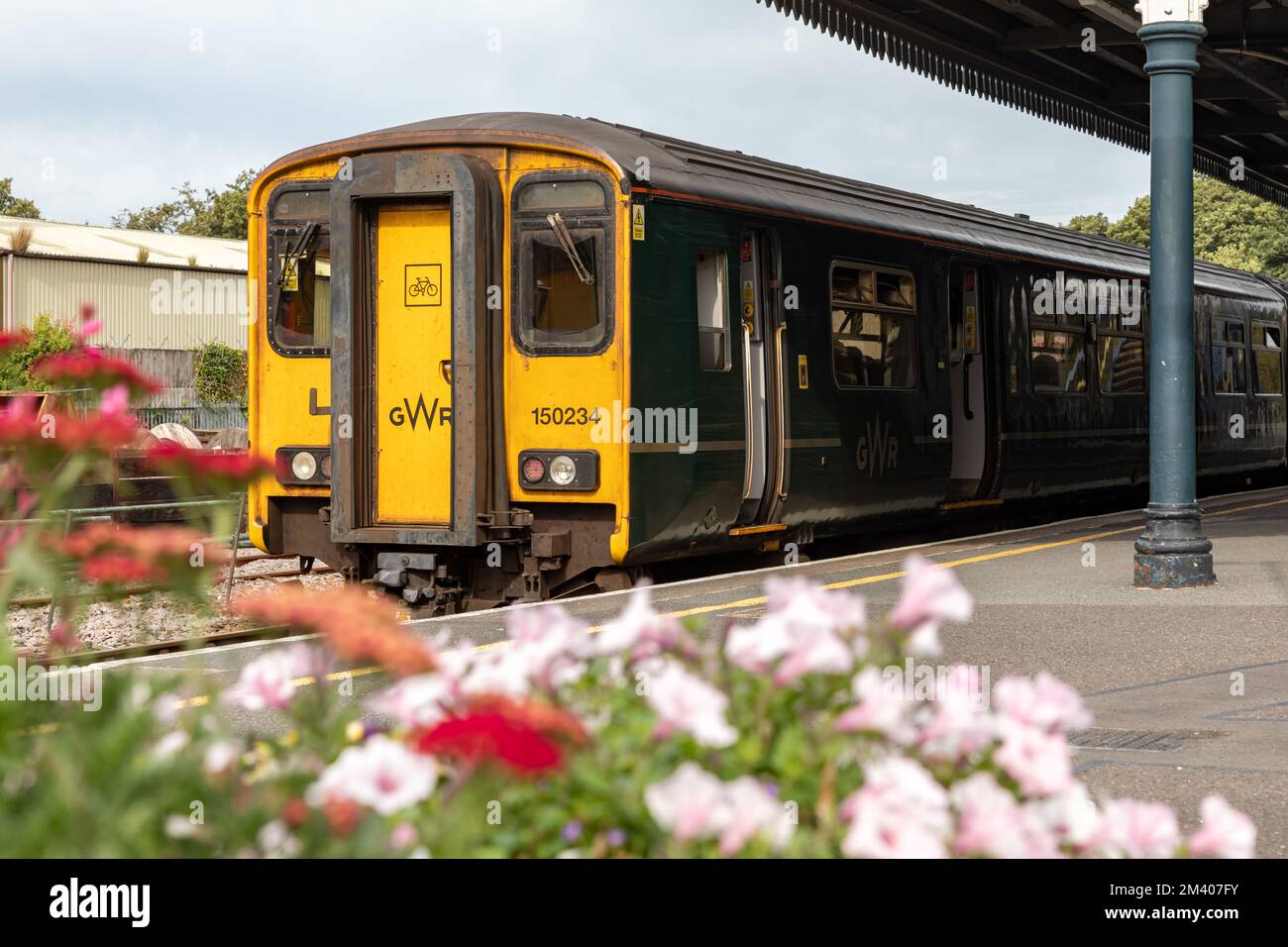 GWR Train Waiting at Par Train Station Along the Platform Stock Photo ...