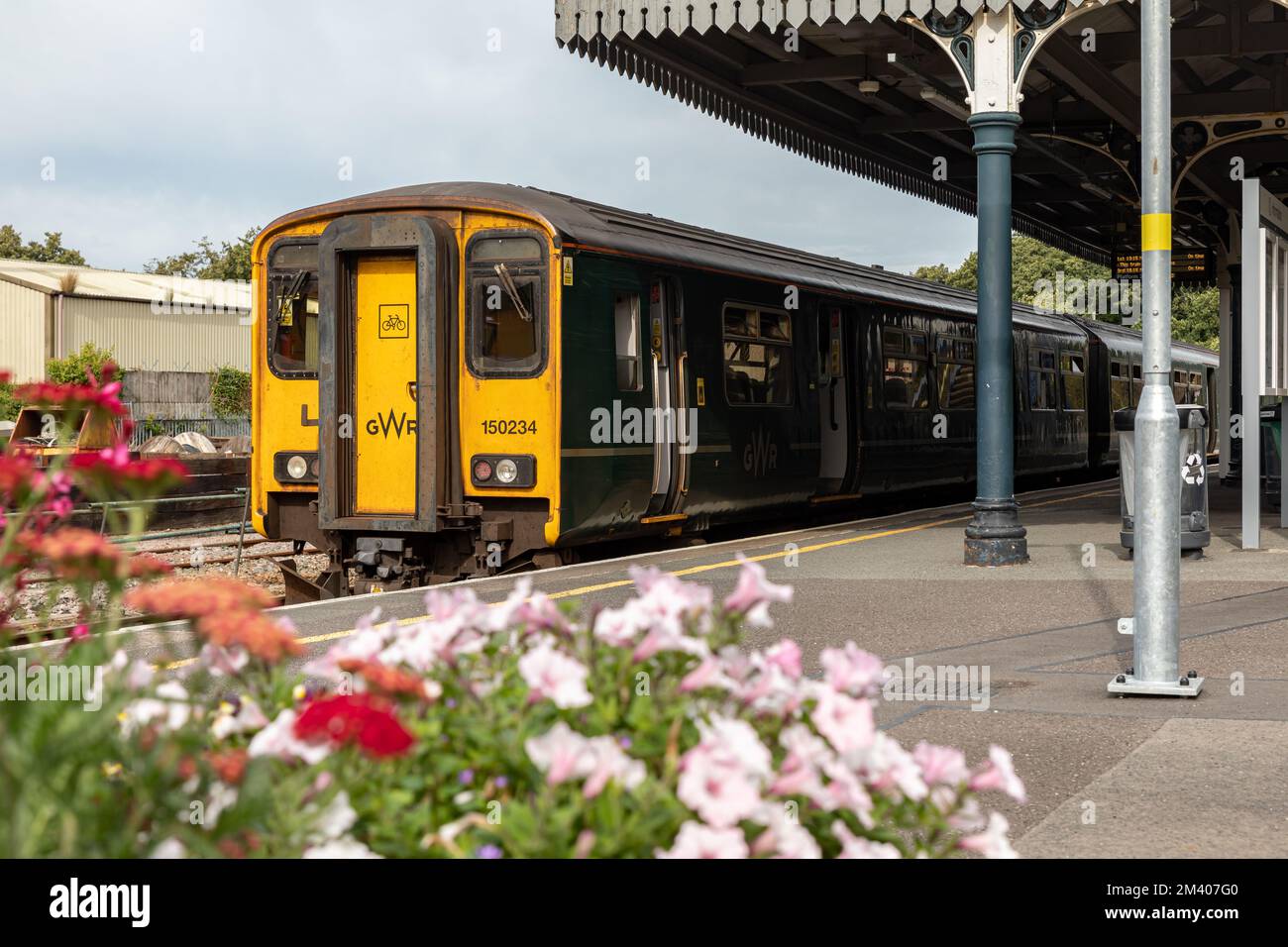GWR Train Waiting at Par Train Station Along the Platform Stock Photo ...