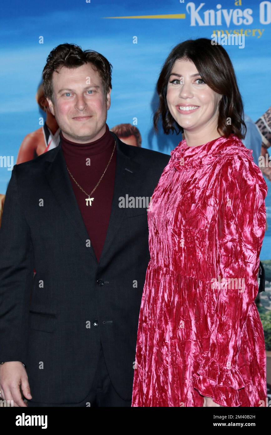 LOS ANGELES - NOV 14: Noah Segan, Allison Bennett at the "Glass Onion ...