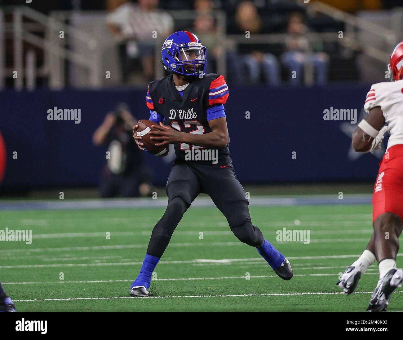 Dallas, TX, USA. 17th Dec, 2022. Duncanville QB Keelon Russell #12 ...