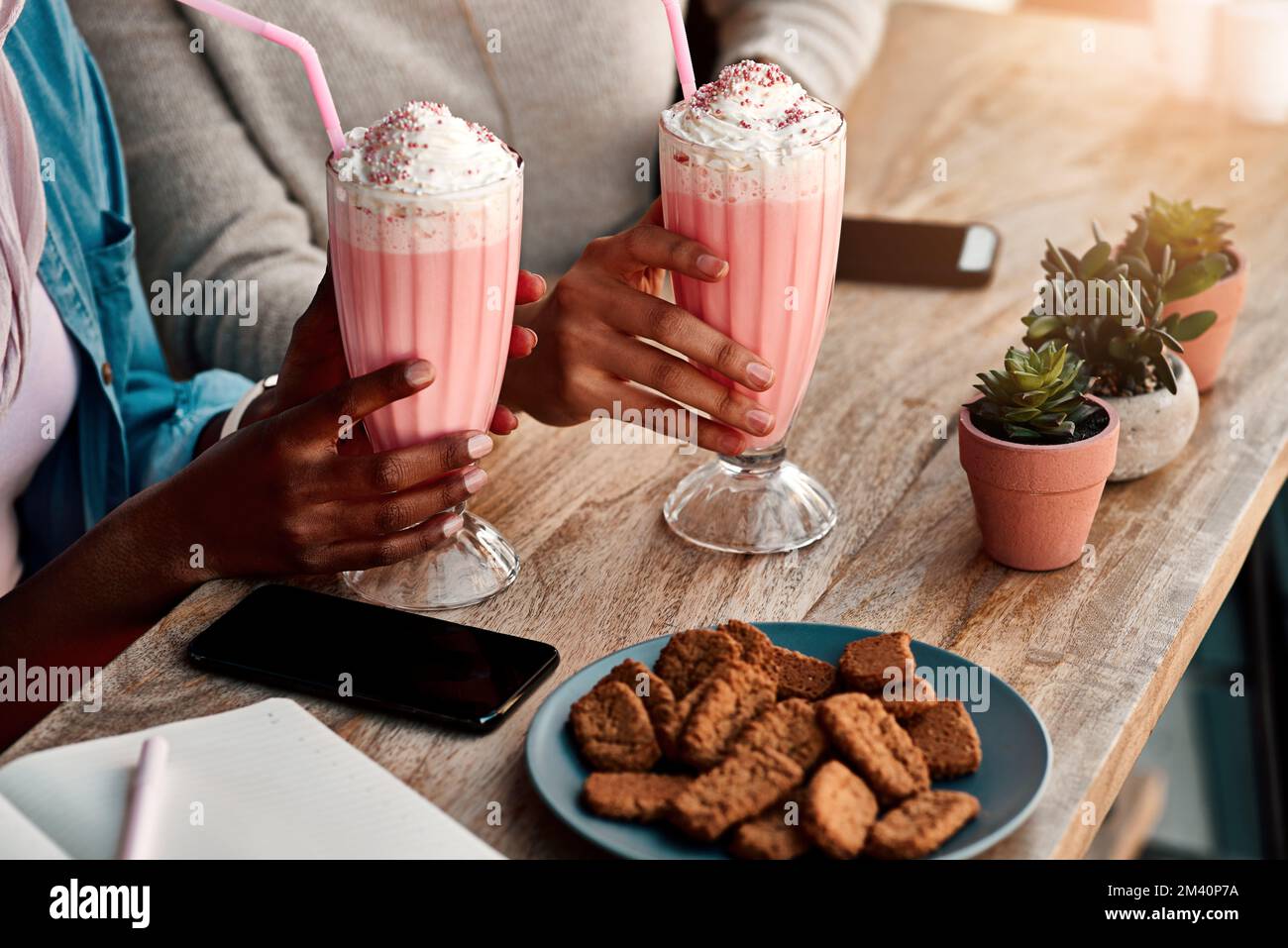 Friends drinking milkshakes hi-res stock photography and images - Alamy