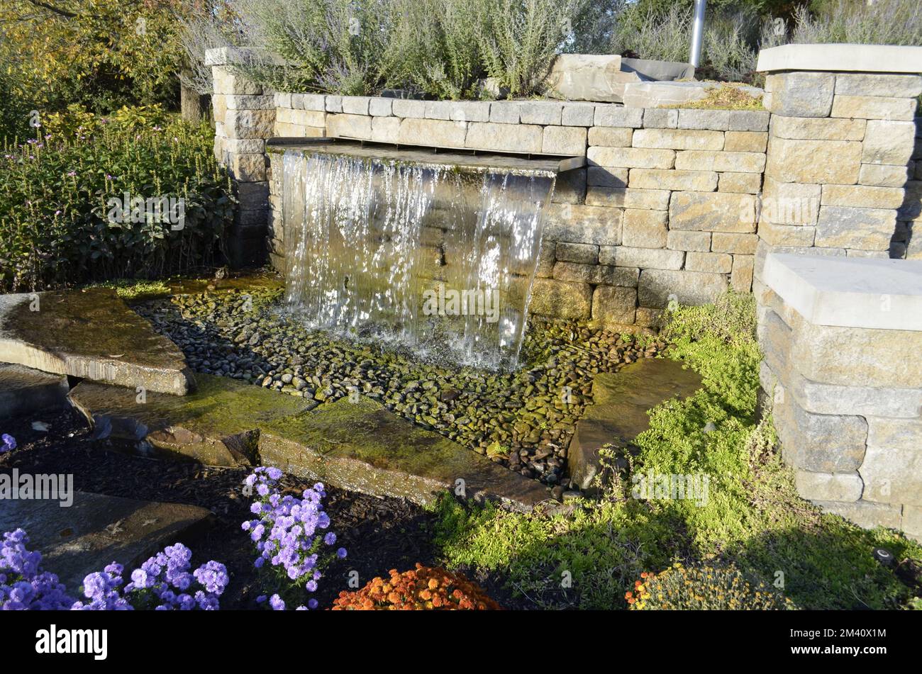 Waterfall rocks plants wall hi-res stock photography and images - Alamy