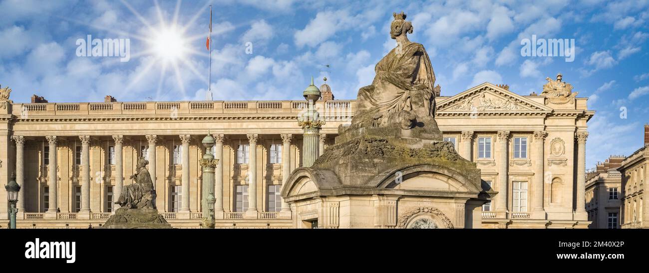 Paris, ancient building on the place de la Concorde in summer, sun star ...