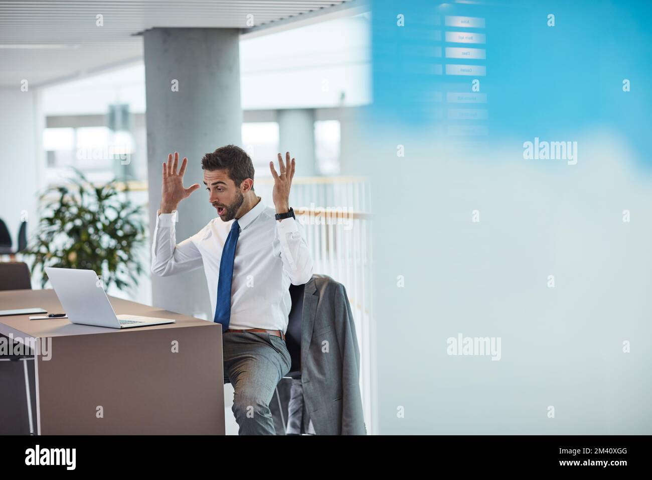 Shocked men hi-res stock photography and images - Alamy
