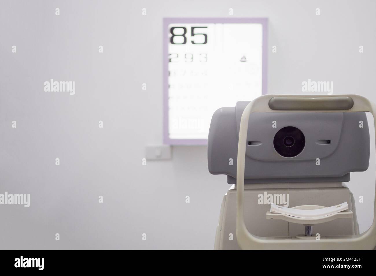optometry eye test device machine Stock Photo - Alamy