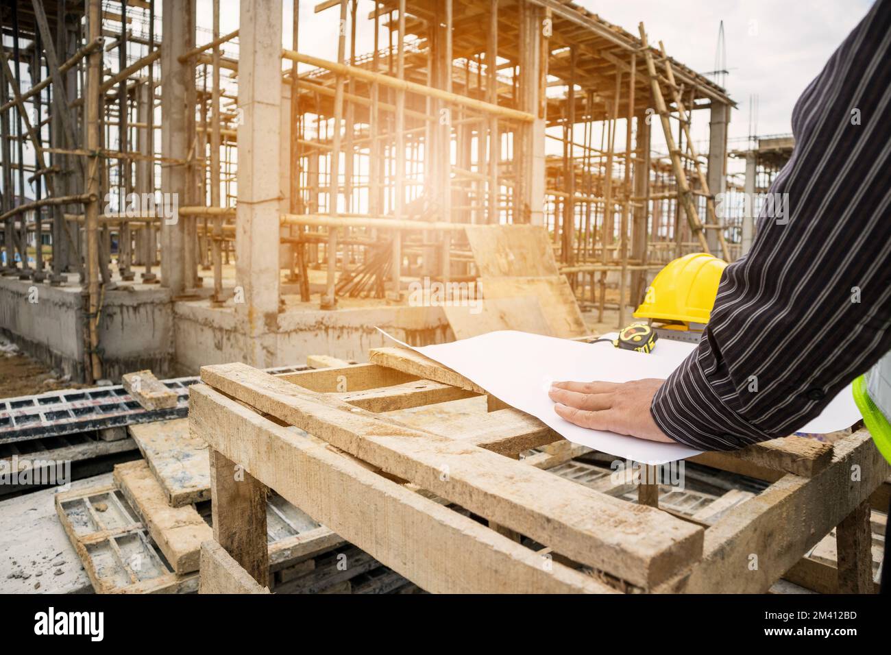 Attractive men building site hi-res stock photography and images - Alamy