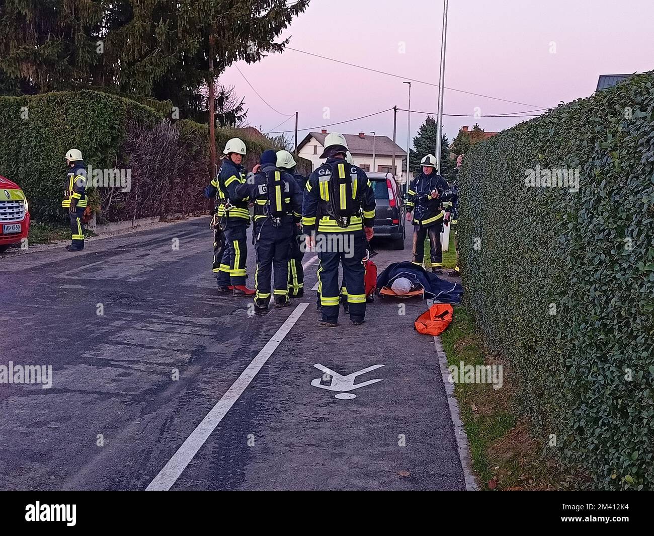 Firefighters rescuing people hi-res stock photography and images - Alamy