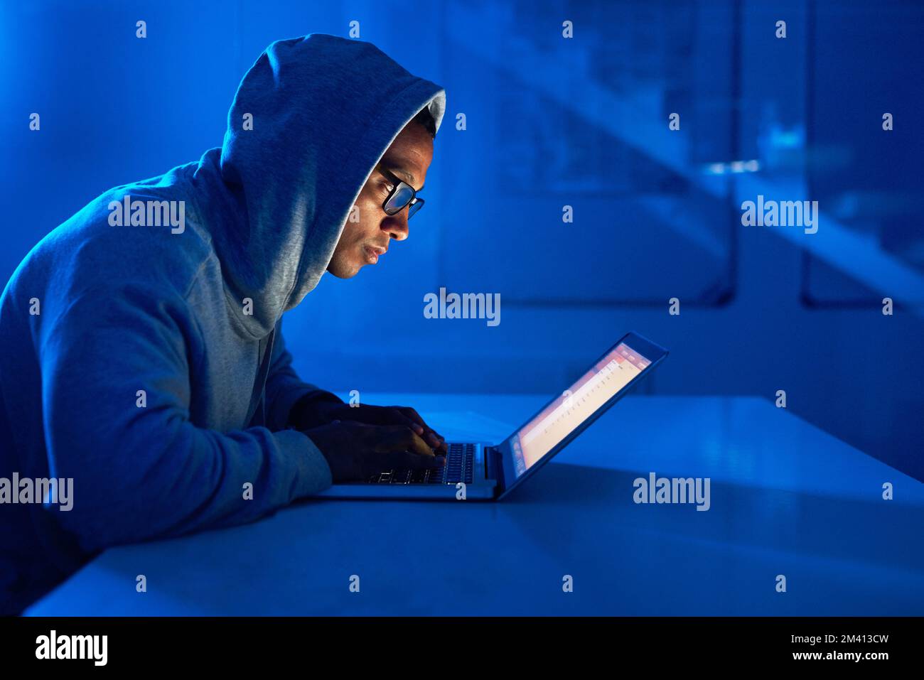 Online crime man hi-res stock photography and images - Alamy
