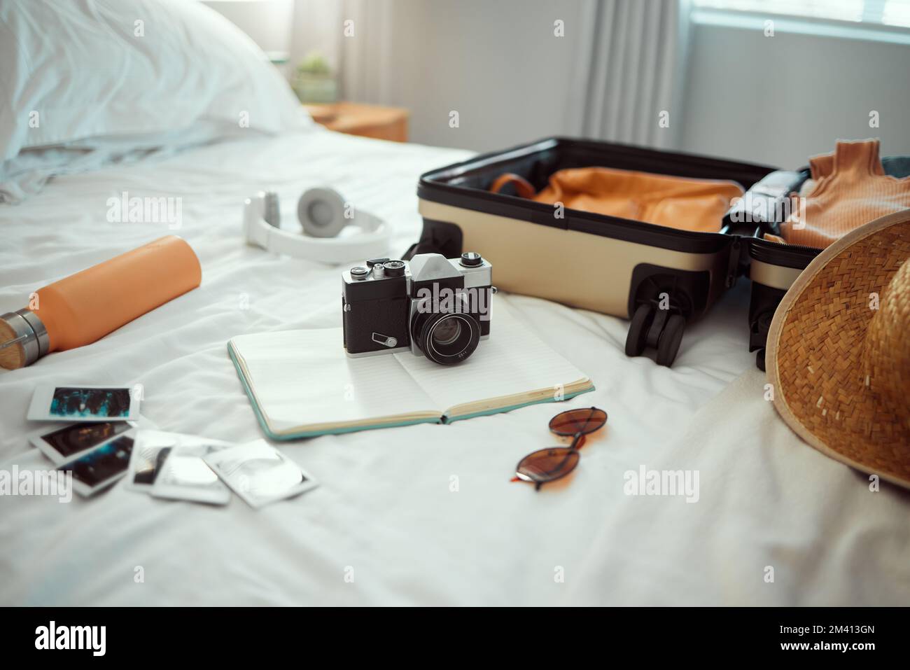 Open suitcase books hi-res stock photography and images - Alamy