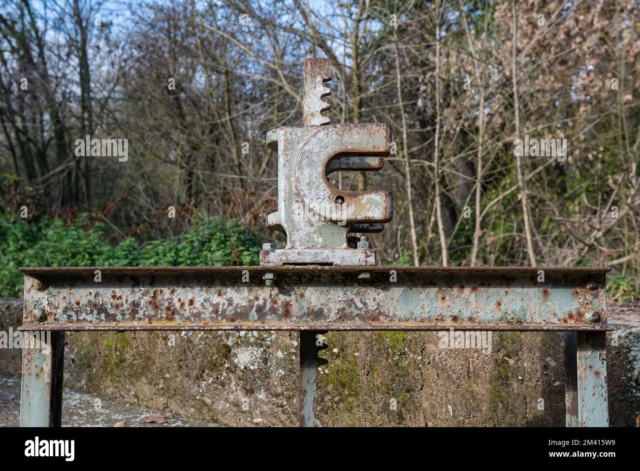 Sluice Gate Mechanism, metal mechanism for raising the gate valves on ...