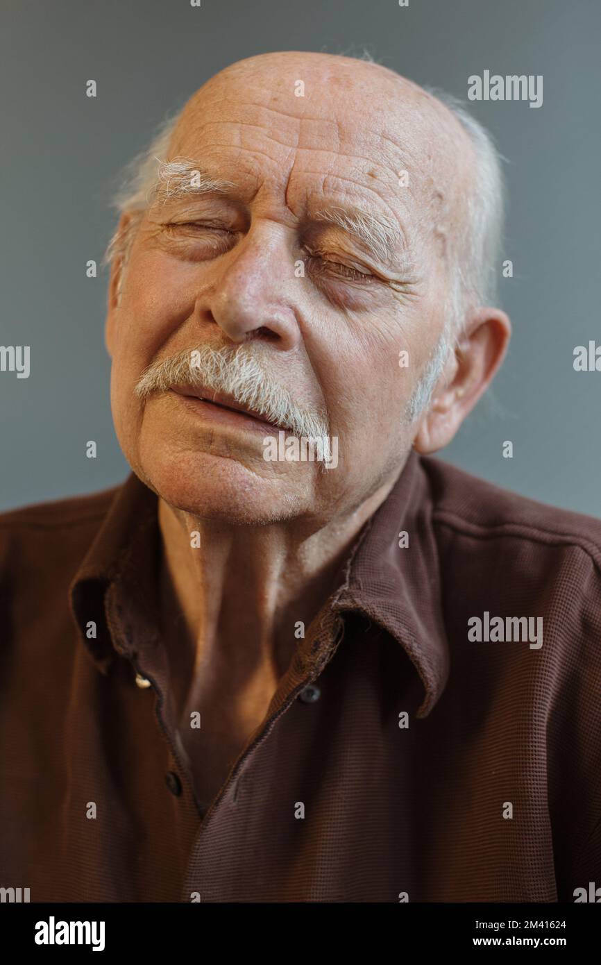 Close up. Thoughtful portrait of a gray-haired old man Stock Photo - Alamy