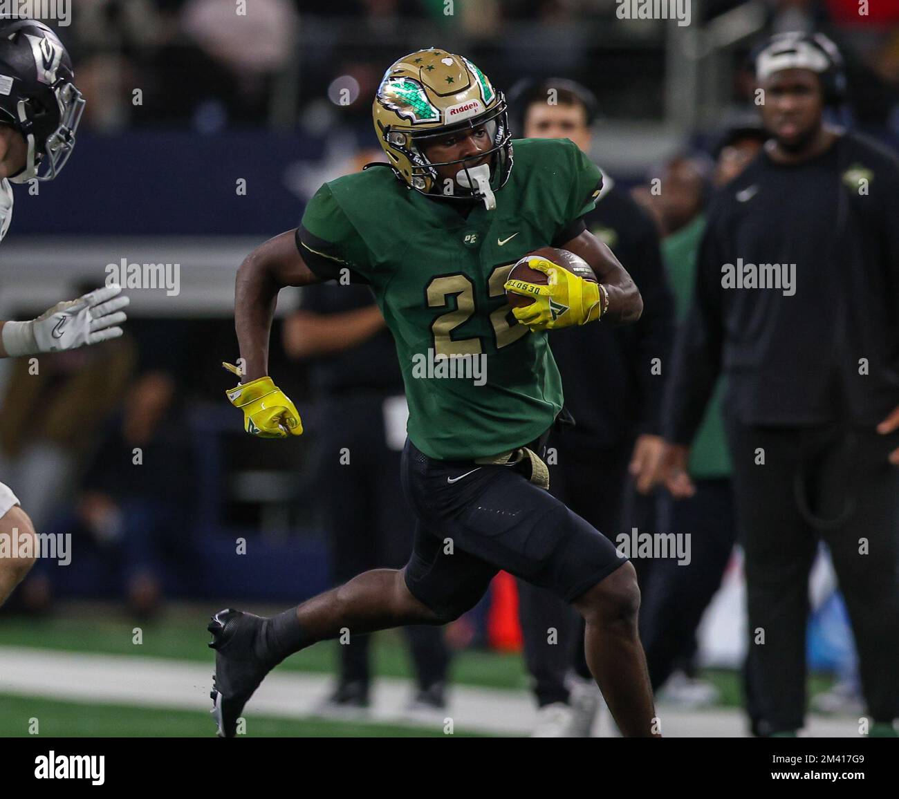 Dallas, TX, USA. 17th Dec, 2022. DeSoto's Deondra Riden #22 dashes down ...