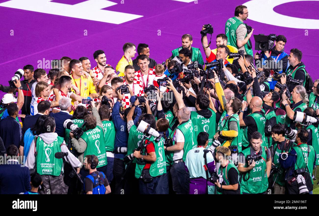 Doha, Qatar. 17th Dec, 2022. Photographers surround the Croatian team ...