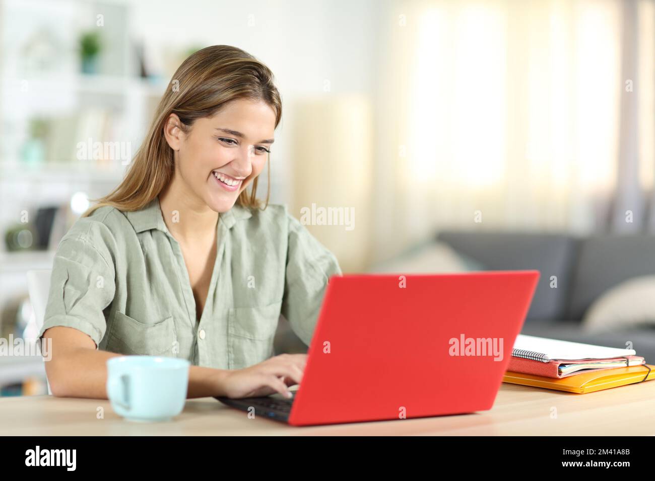Teenager watching tutorial learning hi-res stock photography and images ...