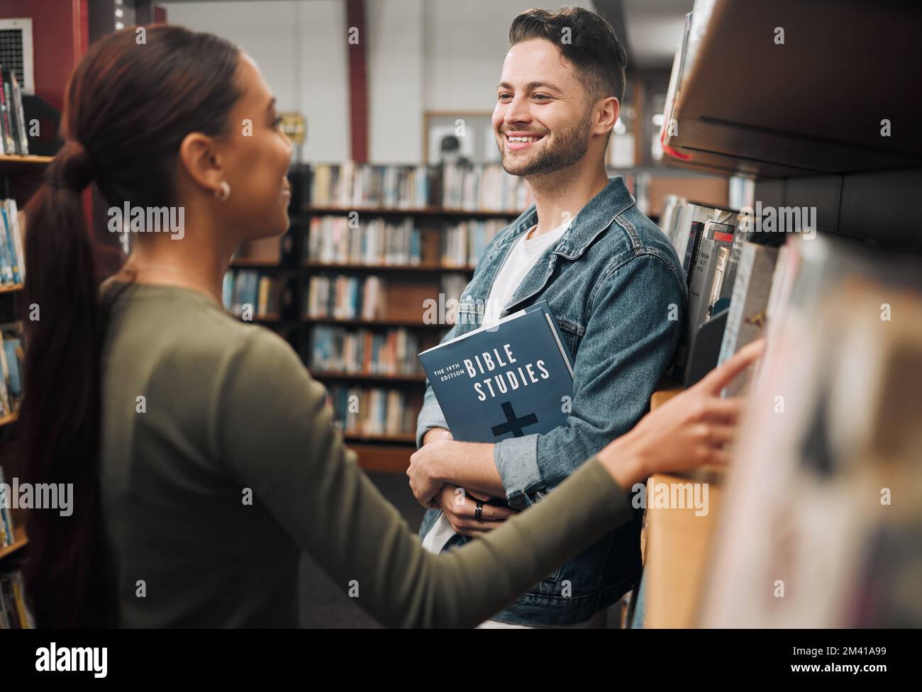 Students read in the library hi-res stock photography and images - Alamy