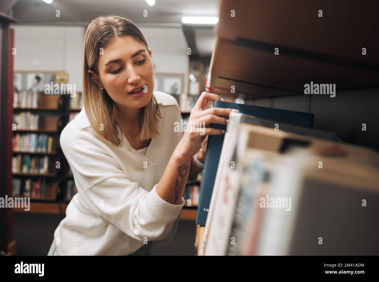 Woman and girl with books hi-res stock photography and images - Alamy