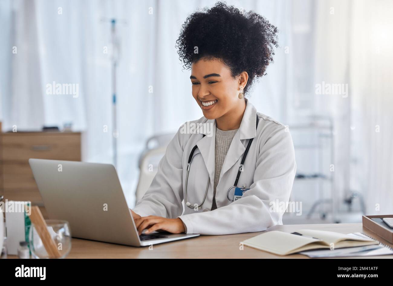 African american black female medic hi-res stock photography and images - Alamy