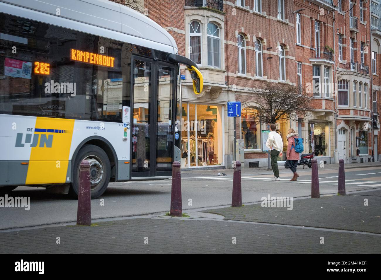 Car stopped for pedestrians hi-res stock photography and images - Alamy