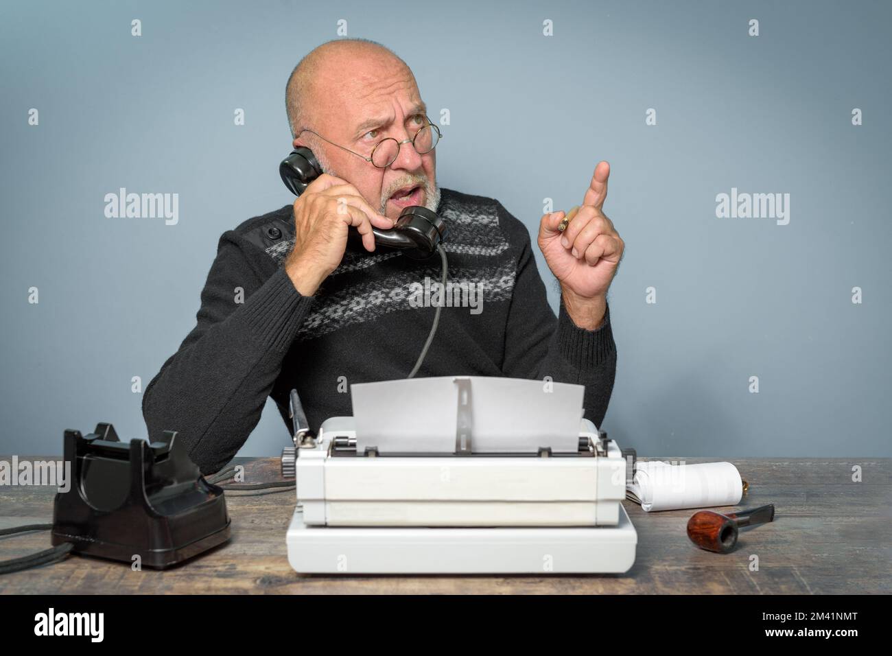 Writer at desk hi-res stock photography and images - Alamy