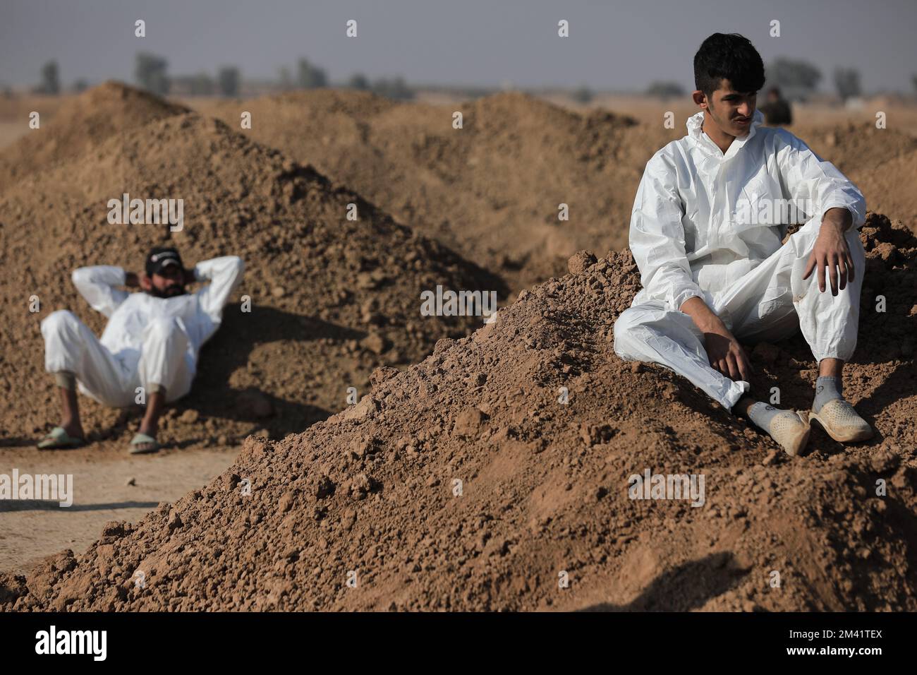 Baghdad, Iraq. 18th Dec, 2022. Iraqi workers rest during the ...