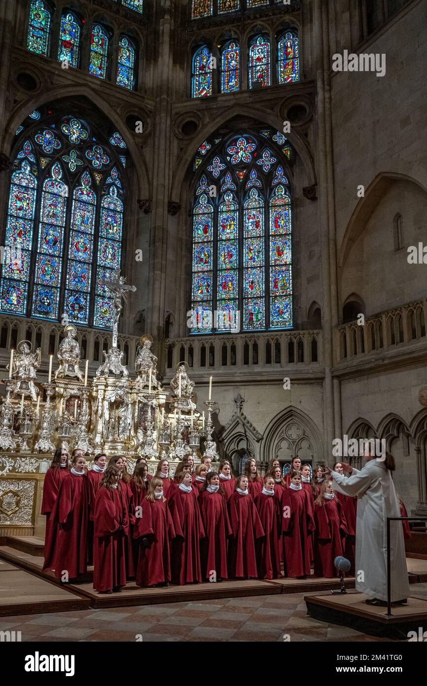 Regensburg, Germany. 18th Dec, 2022. The girls' choir of the ...